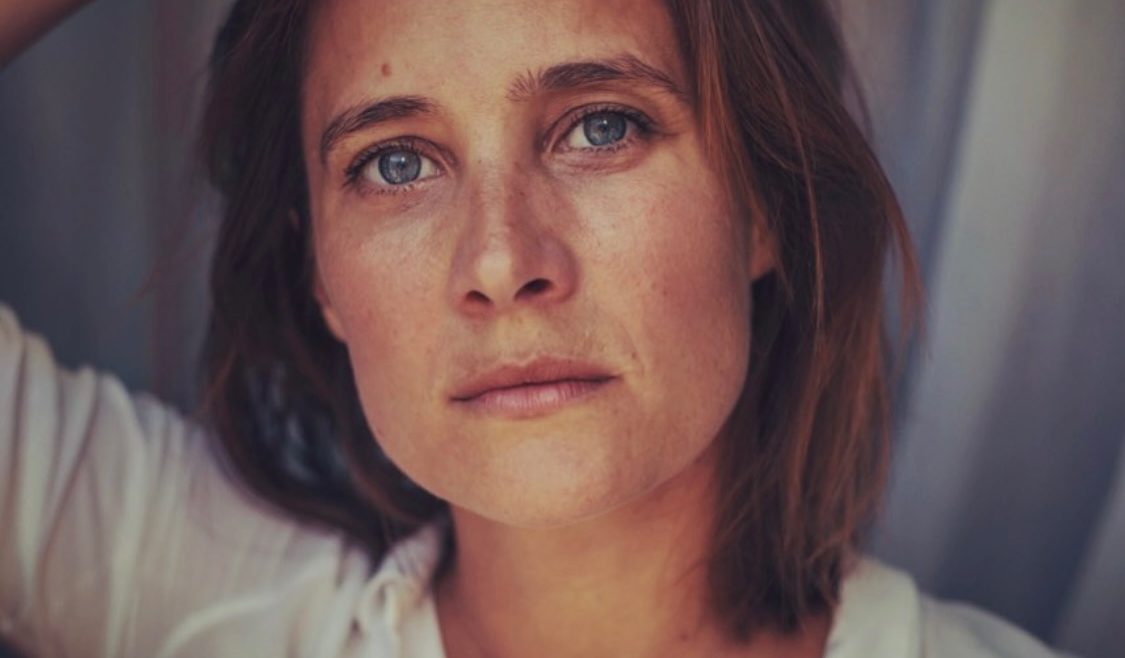 JULIE DE BONE – LiFE Style Magazine – En